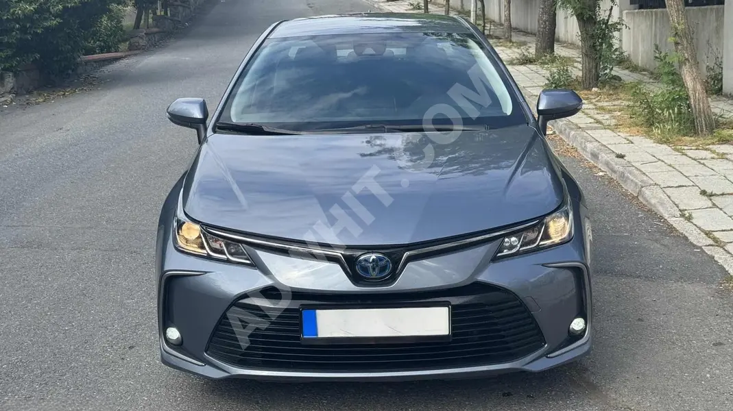 COROLLA 1.8 HYBRID DREAM car, model 2021, with a distance of 92,000 km ...