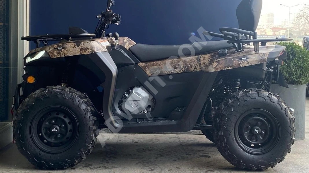2025 SEGWAY SNARLER 500 PRO four-wheeled motorcycle with a rear bag as ...